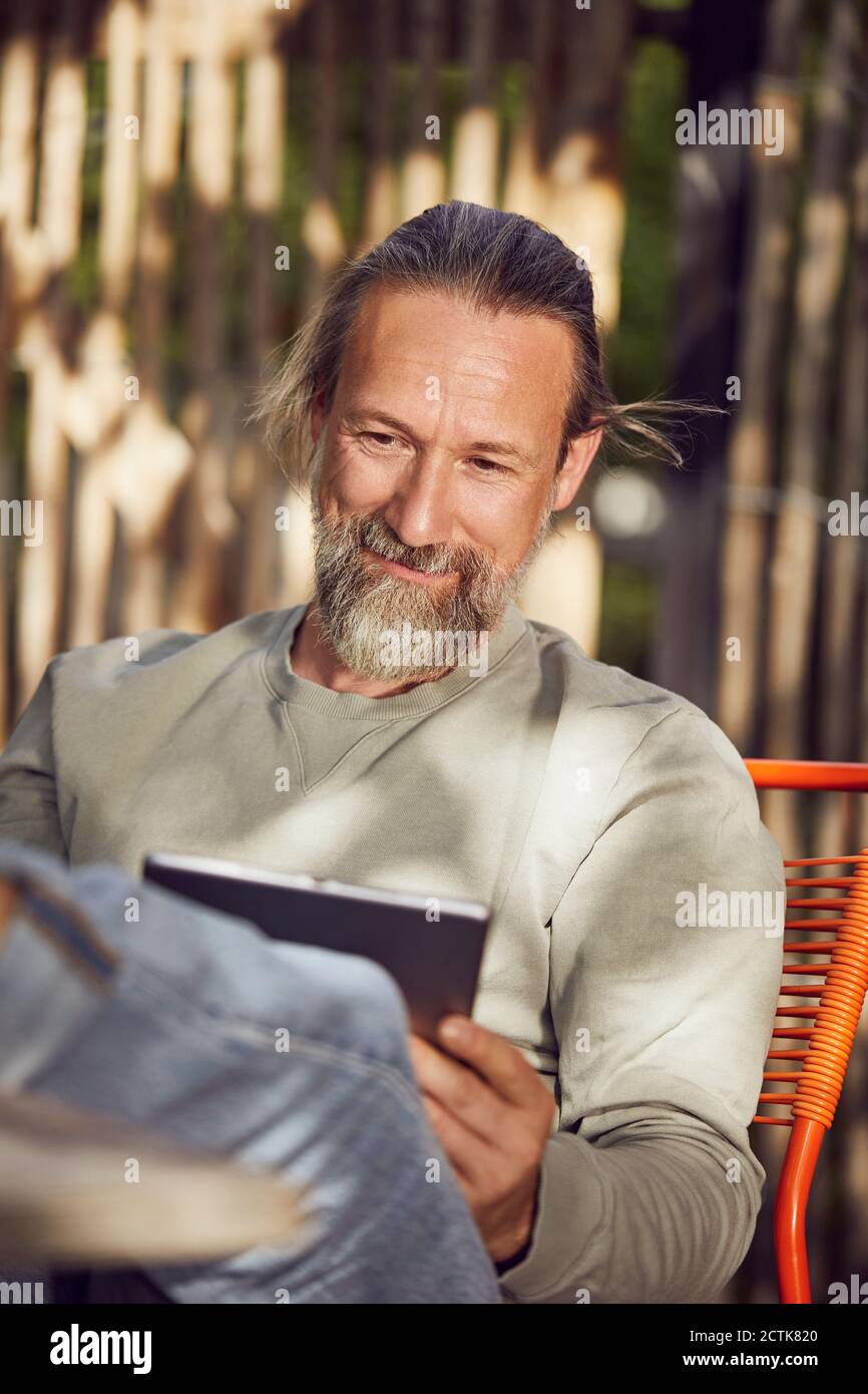 Bearded man reading book hi-res stock photography and images - Alamy