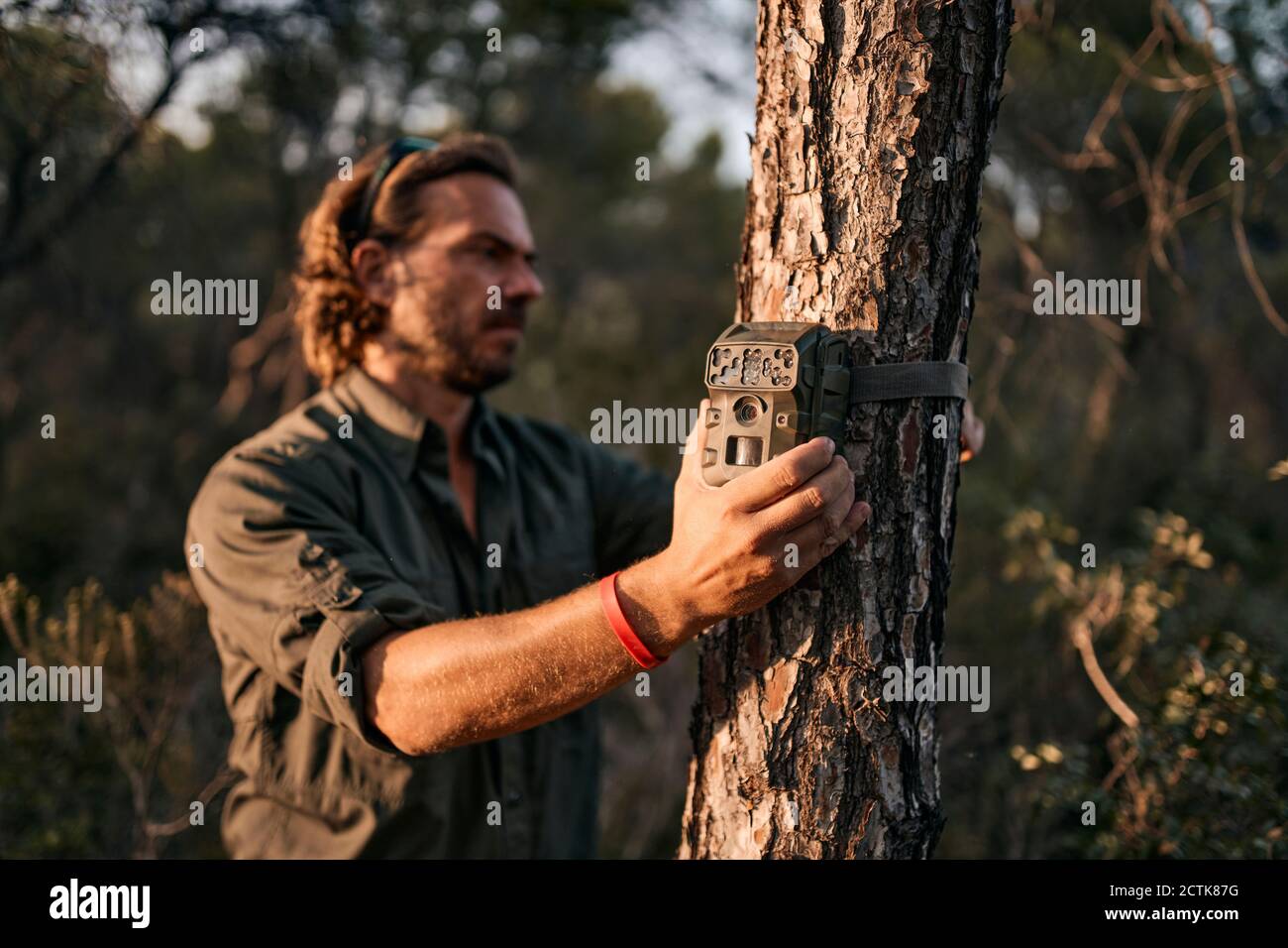 Wildlife camera man hi-res stock photography and images - Alamy