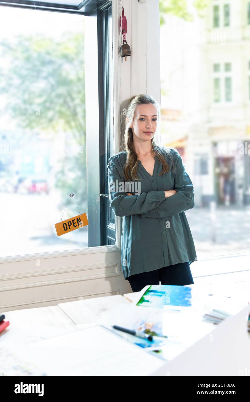 Woman leaning against glass window hi-res stock photography and images ...