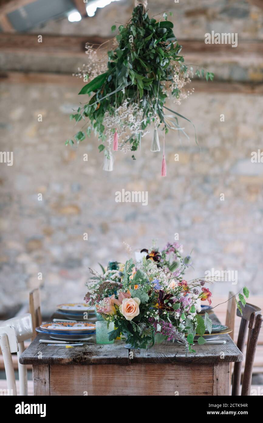 Beautiful wedding table arrangement Stock Photo - Alamy