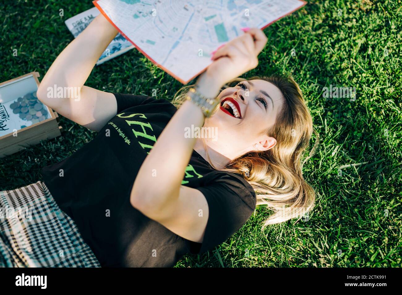 Back view woman map looking view hi-res stock photography and images ...