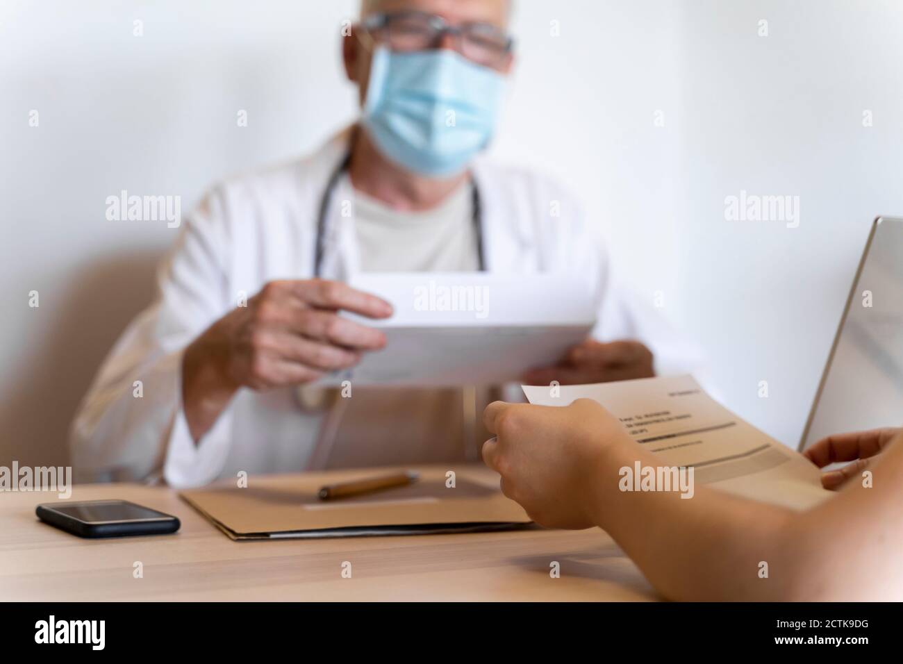 Young doctor patient smartphone hi-res stock photography and images - Alamy