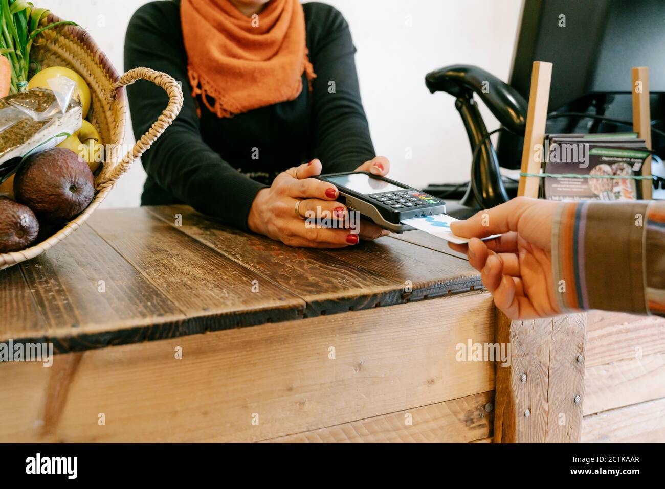 Convenience store cashier hi-res stock photography and images - Alamy