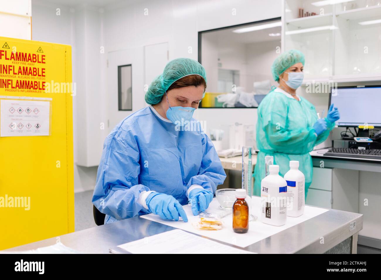Female scientists preparing medicines in laboratory at hospital Stock ...