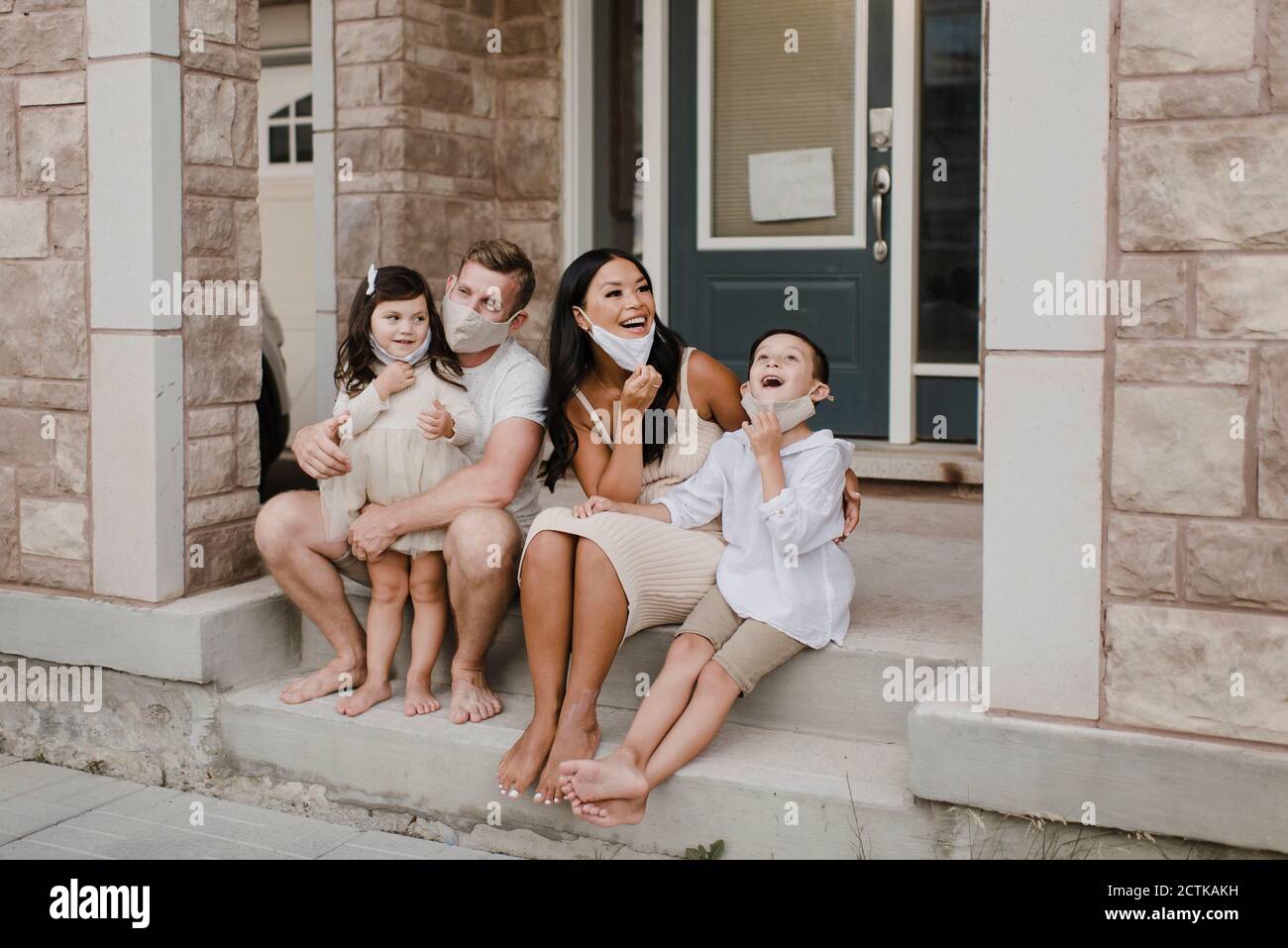 Image kids sitting on steps hi-res stock photography and images - Alamy