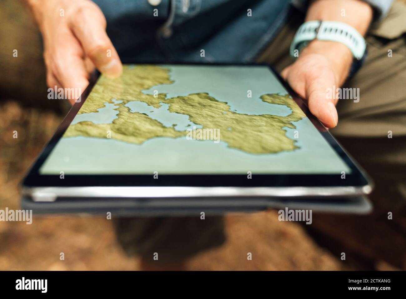 Hands and map hi-res stock photography and images - Alamy