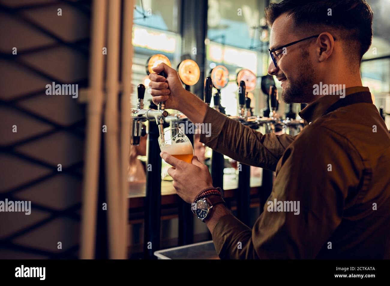 Barkeeper hi-res stock photography and images - Alamy