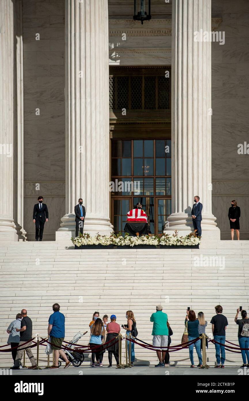 People pay respects as Justice Ruth Bader Ginsburg lies in repose under ...