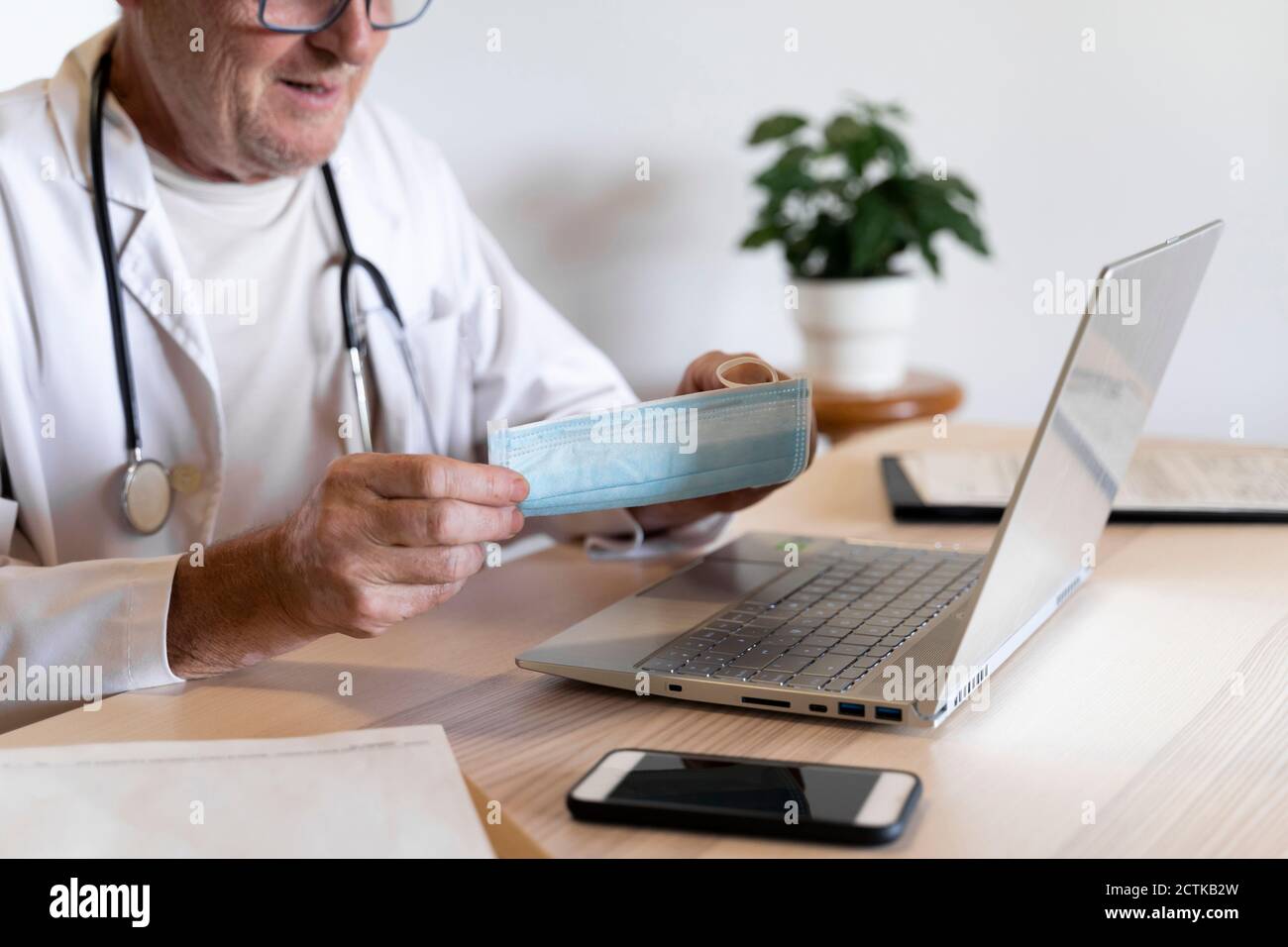 Doctor in mask hi-res stock photography and images - Alamy