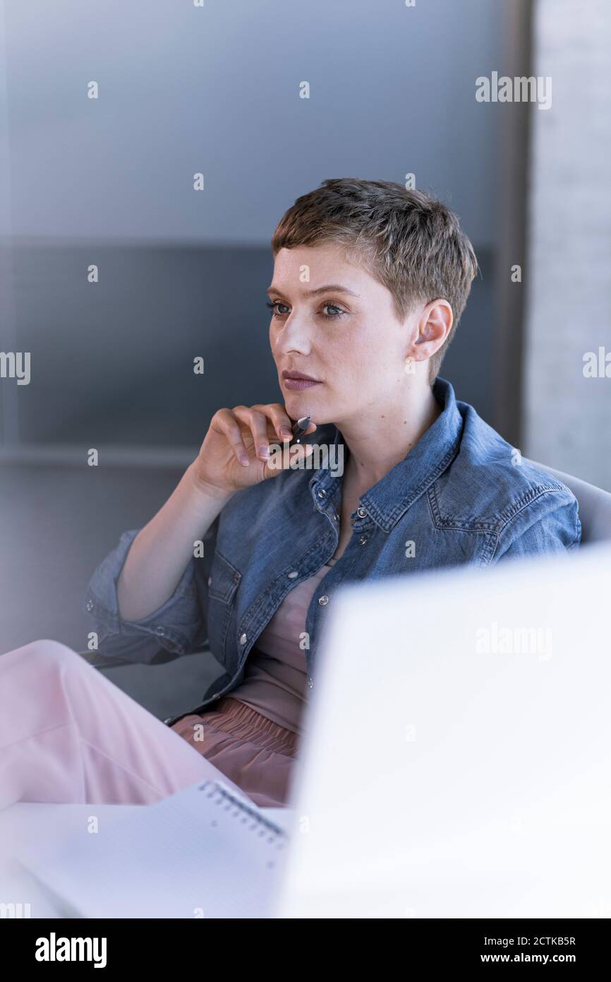 Women thinking pen office hi-res stock photography and images - Alamy