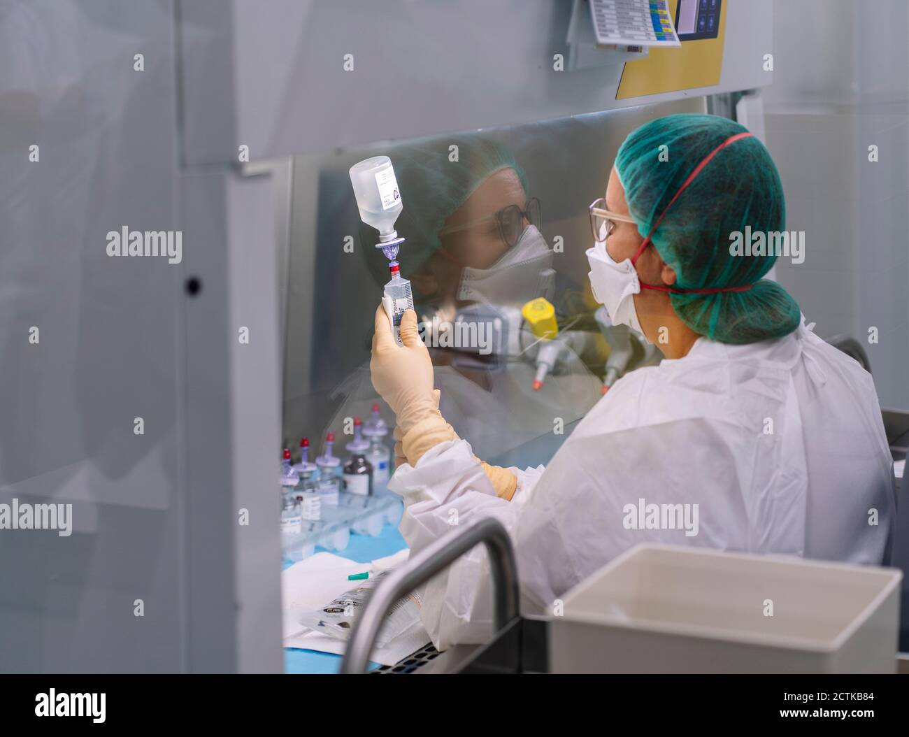 Female pharmacist making medicines in laboratory Stock Photo - Alamy