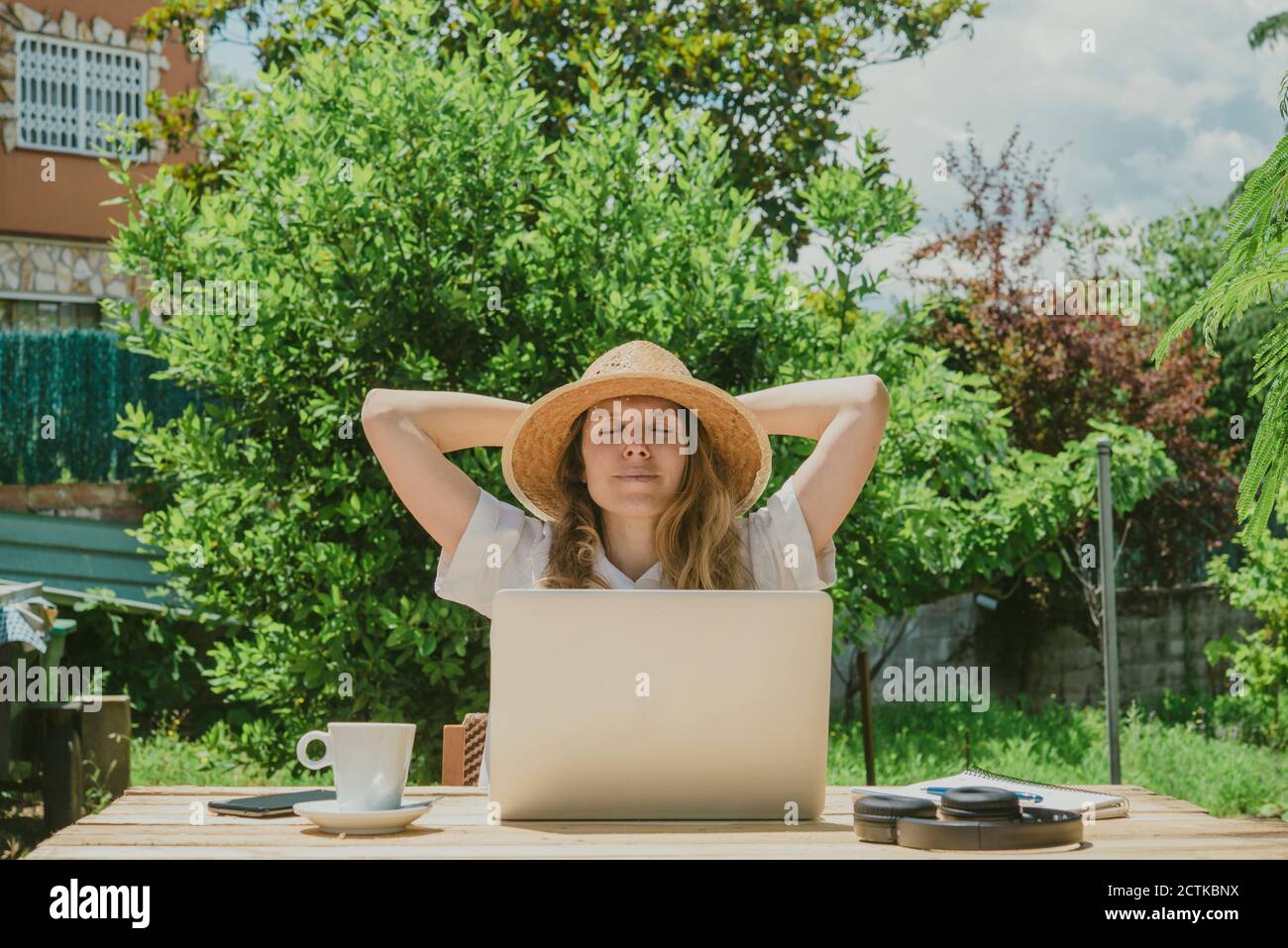 Back of head and computer hi-res stock photography and images - Alamy