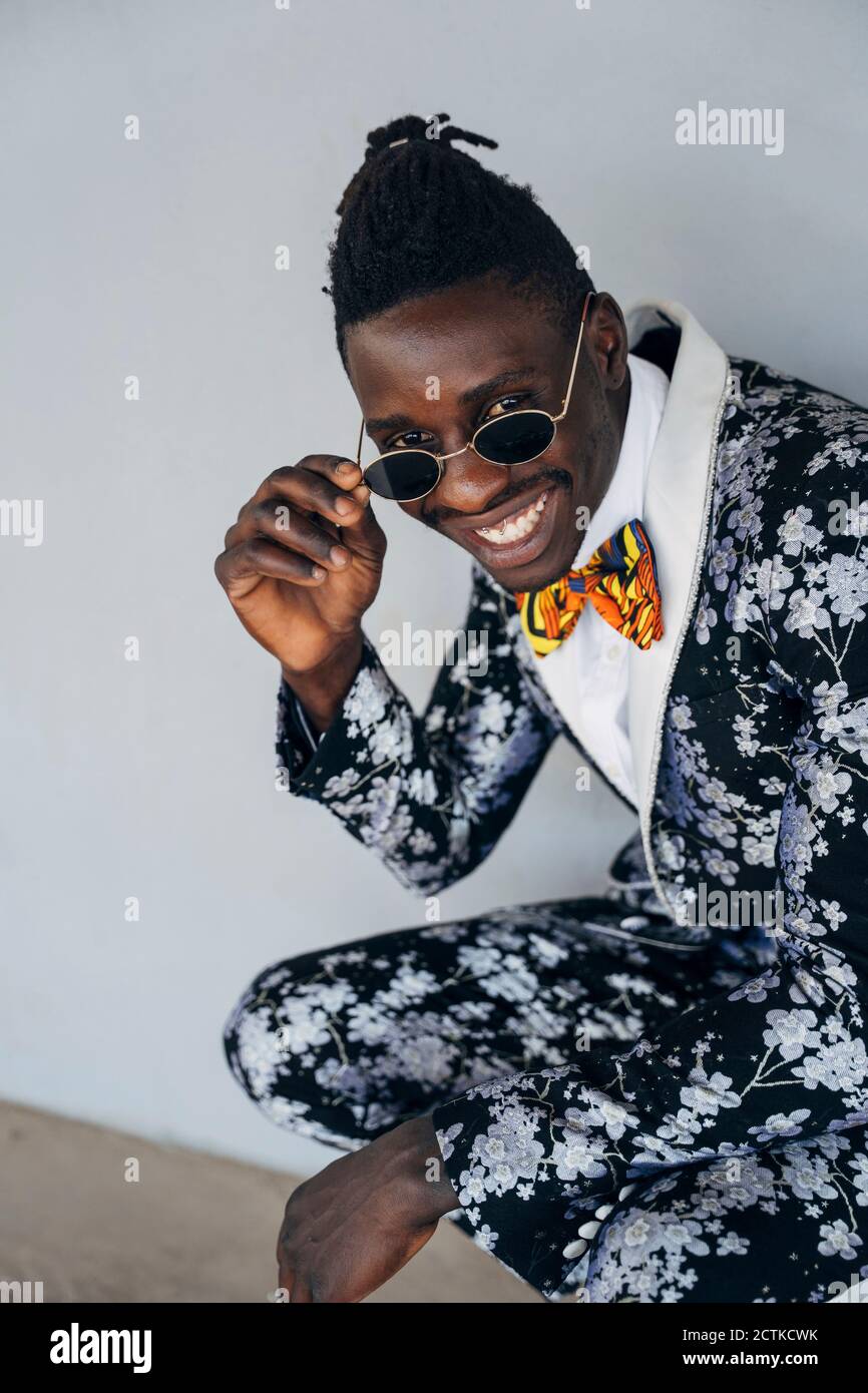 Man crouching against wall hi-res stock photography and images - Alamy