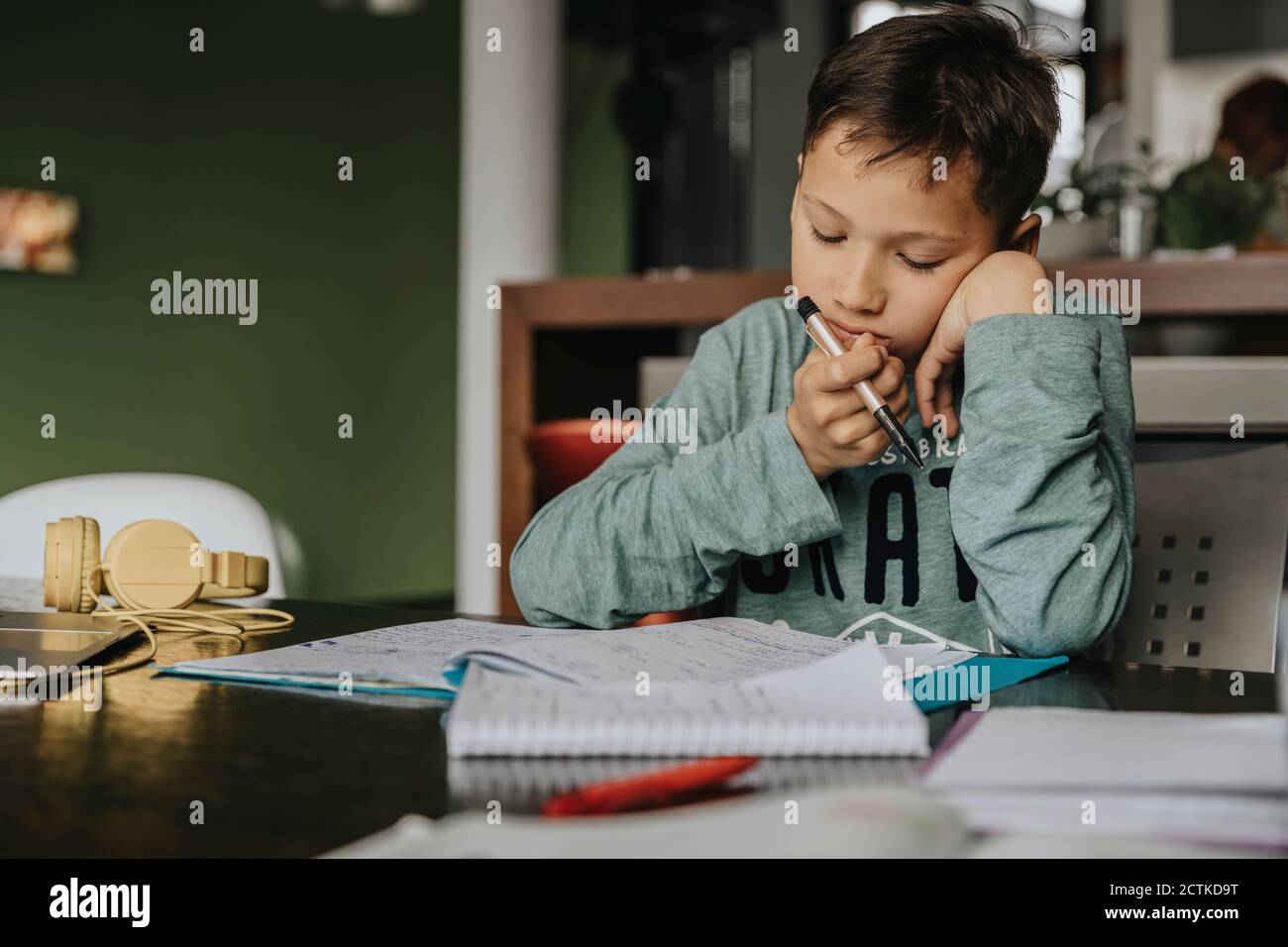 Problem solving child hi-res stock photography and images - Alamy