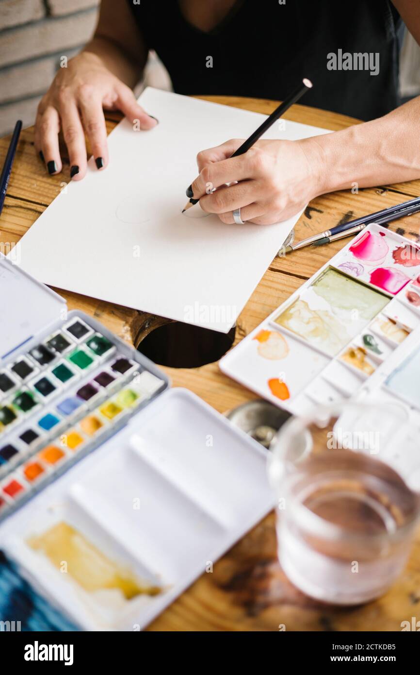 Drawing with paper hi-res stock photography and images - Alamy