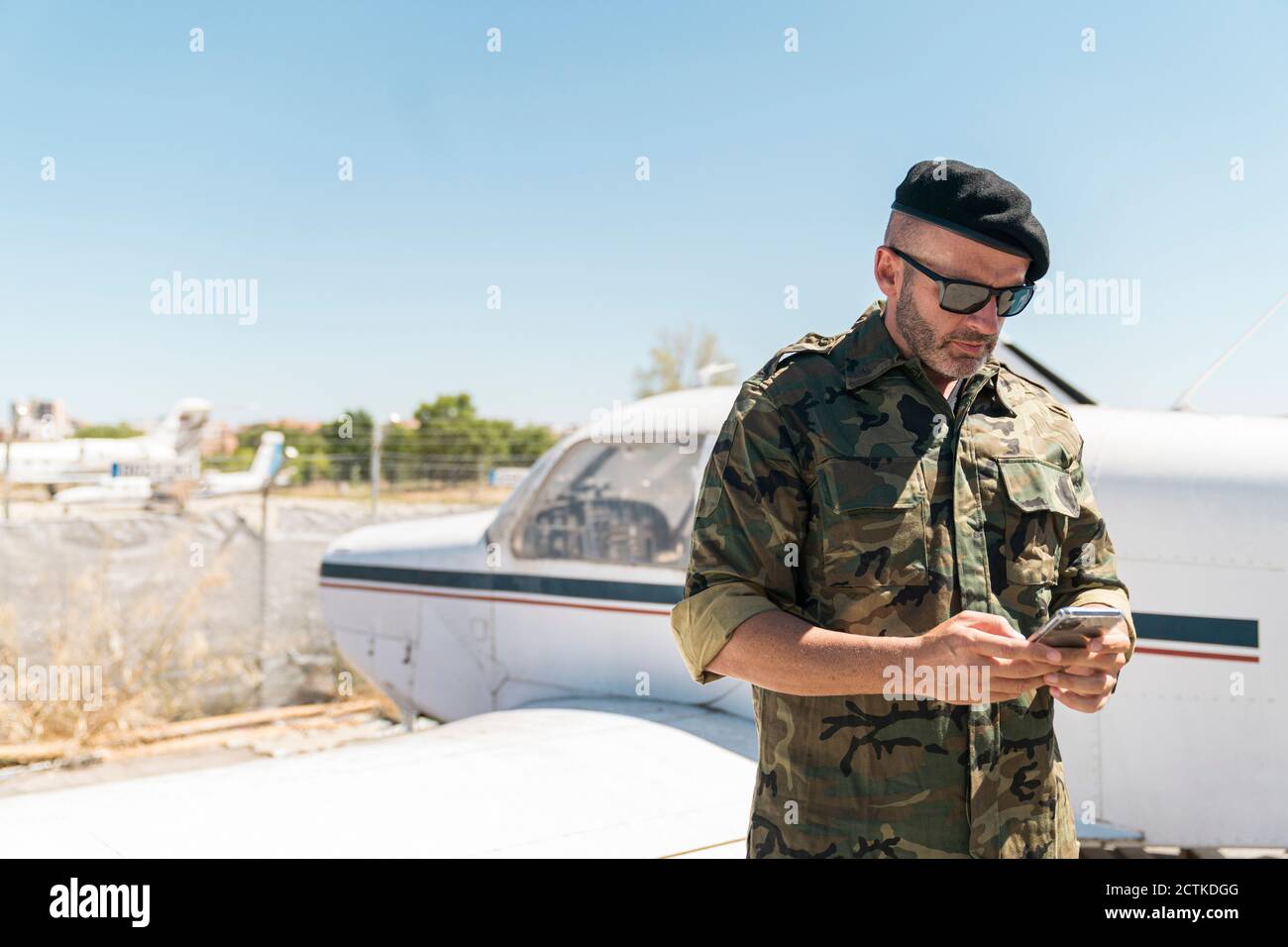 Soldier with phone hi-res stock photography and images - Alamy
