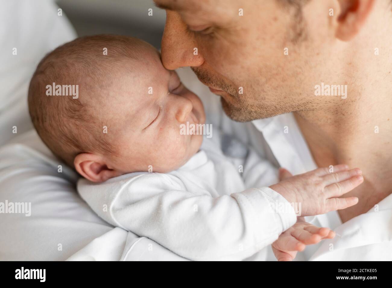 Father holding son in his arms hi-res stock photography and images - Alamy