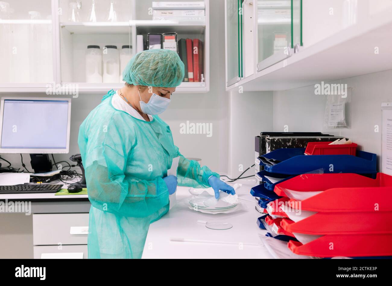 Doctor in scrubs medical technology hi-res stock photography and images ...