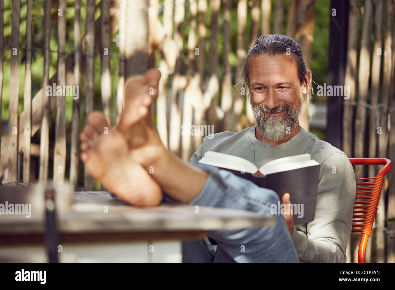 Man in chair reading hi-res stock photography and images - Alamy