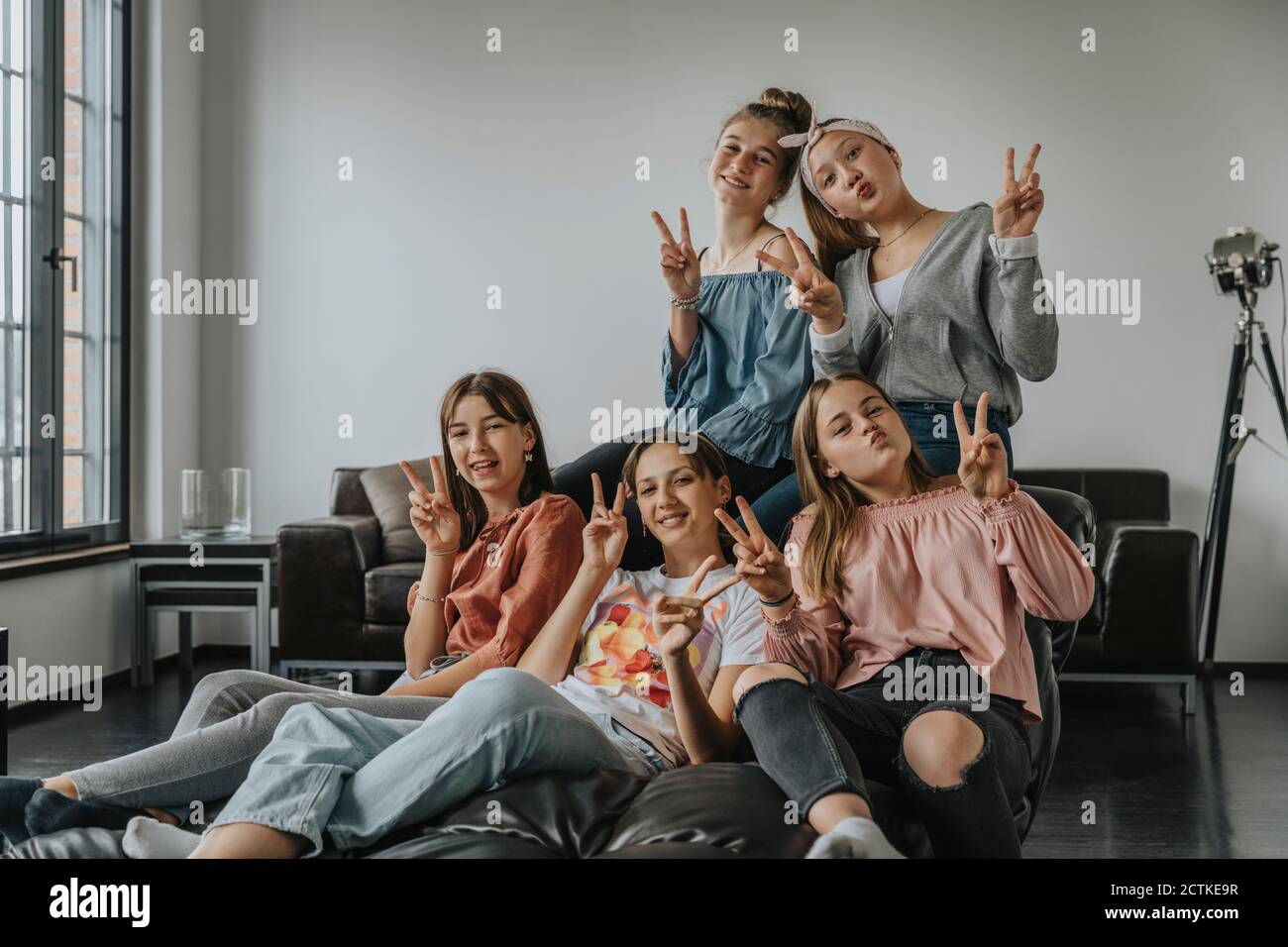 Five friends sitting on couch hi-res stock photography and images - Alamy
