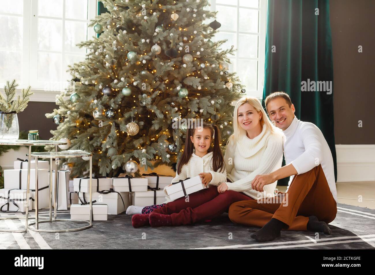 happy family with christmas gift Stock Photo - Alamy