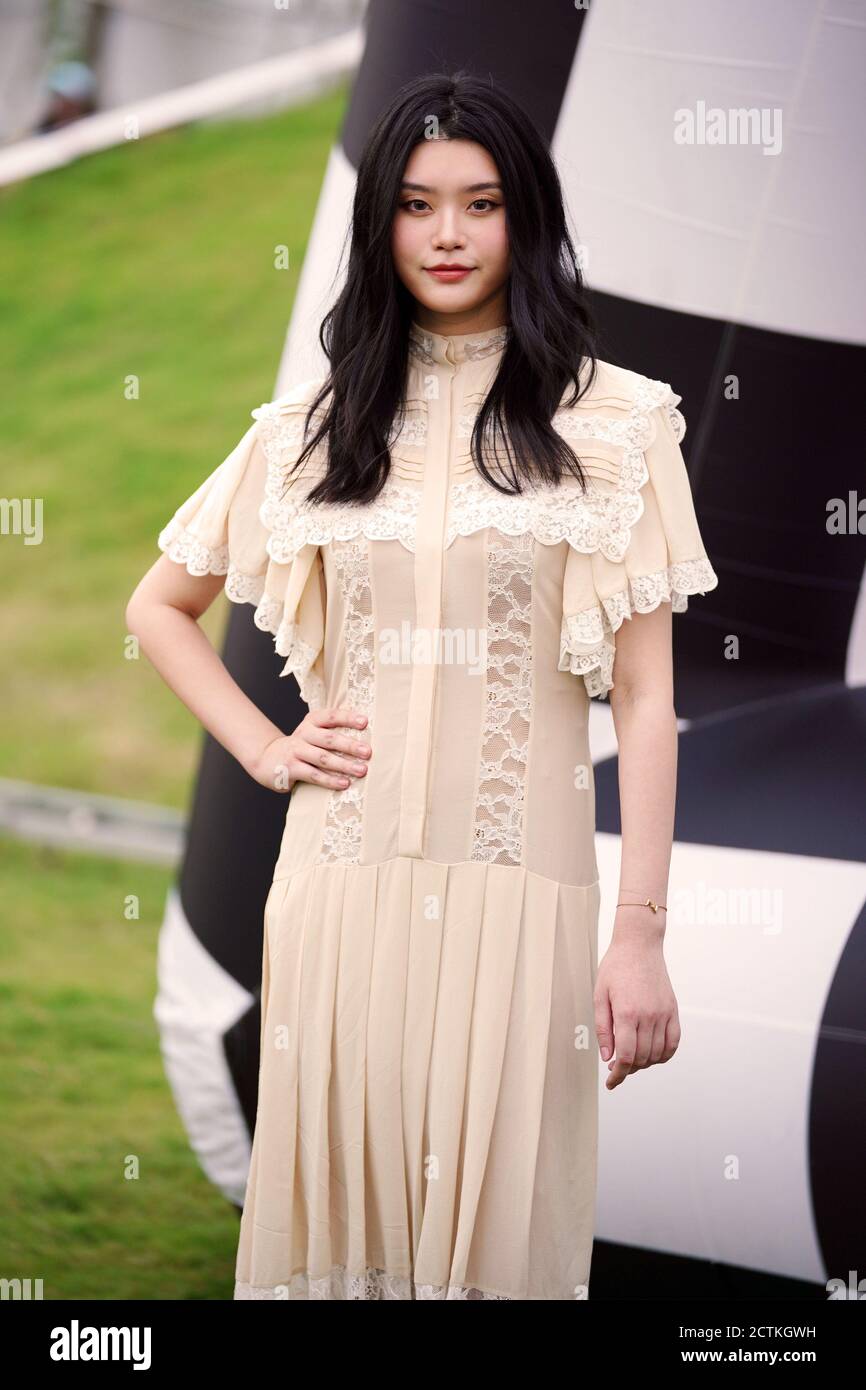 Chinese model Ming Xi or Xi Mengyao shows up in dress on the red carpet ...