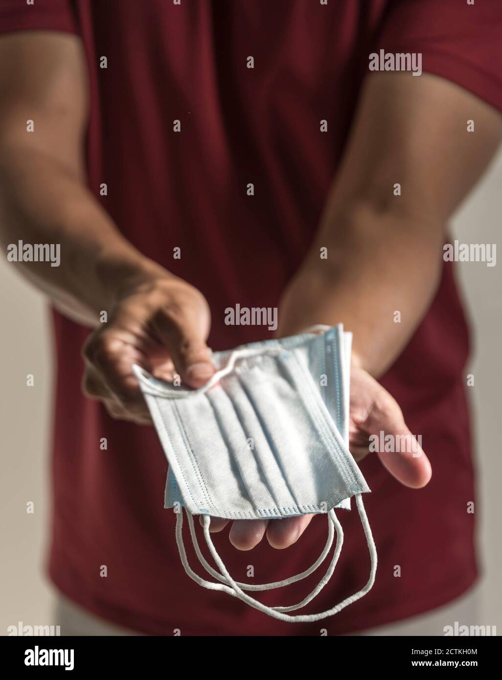 Giving cough mask hospital hi-res stock photography and images - Alamy