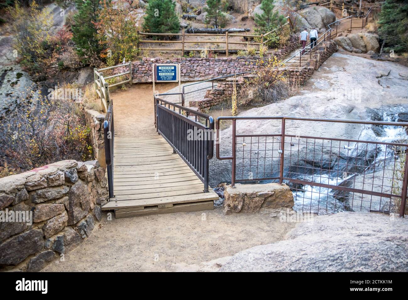 Slippery rock warning sign hi-res stock photography and images - Alamy