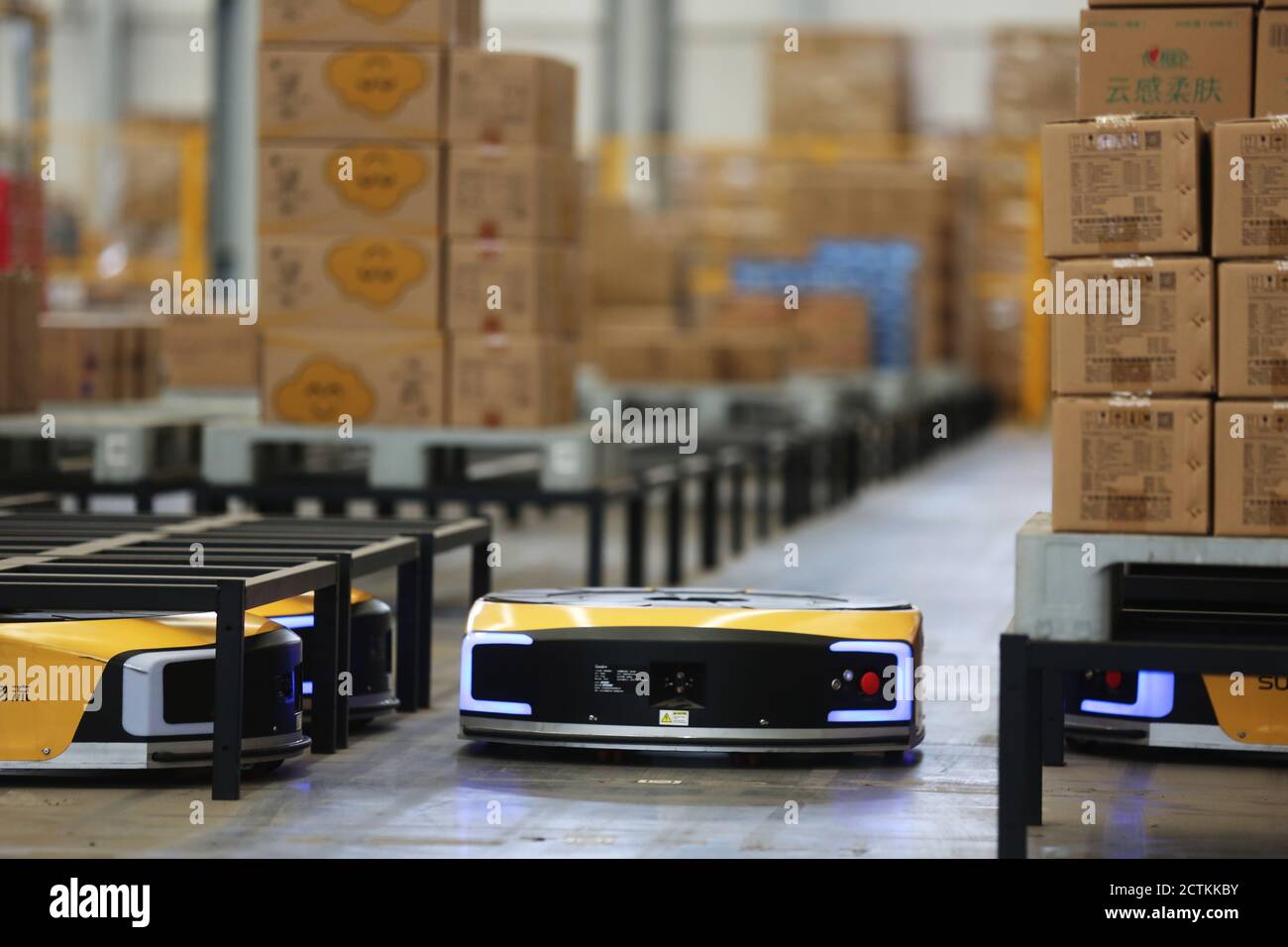 Robots working in china hi-res stock photography and images - Alamy