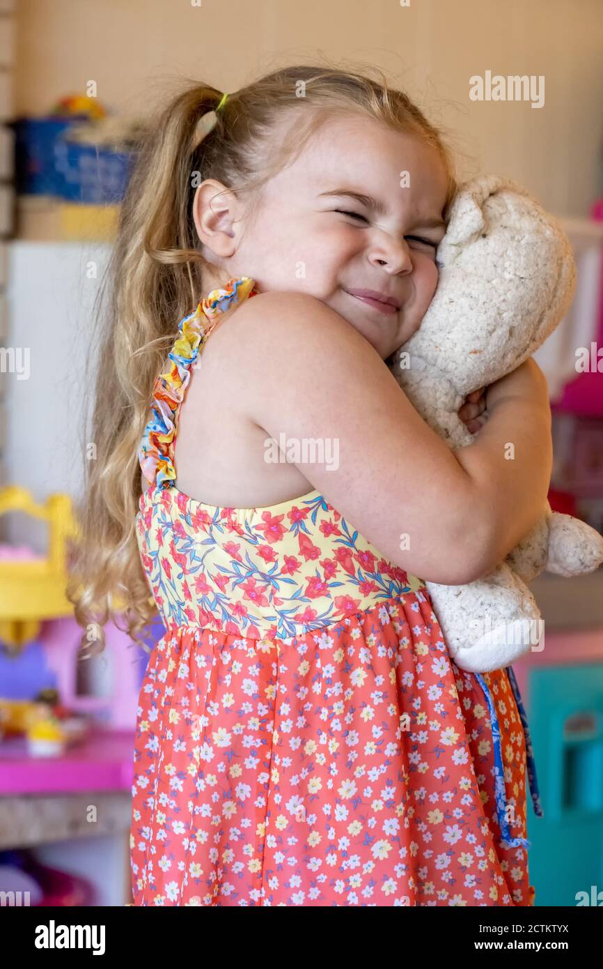 3 4 hugging hi-res stock photography and images - Alamy