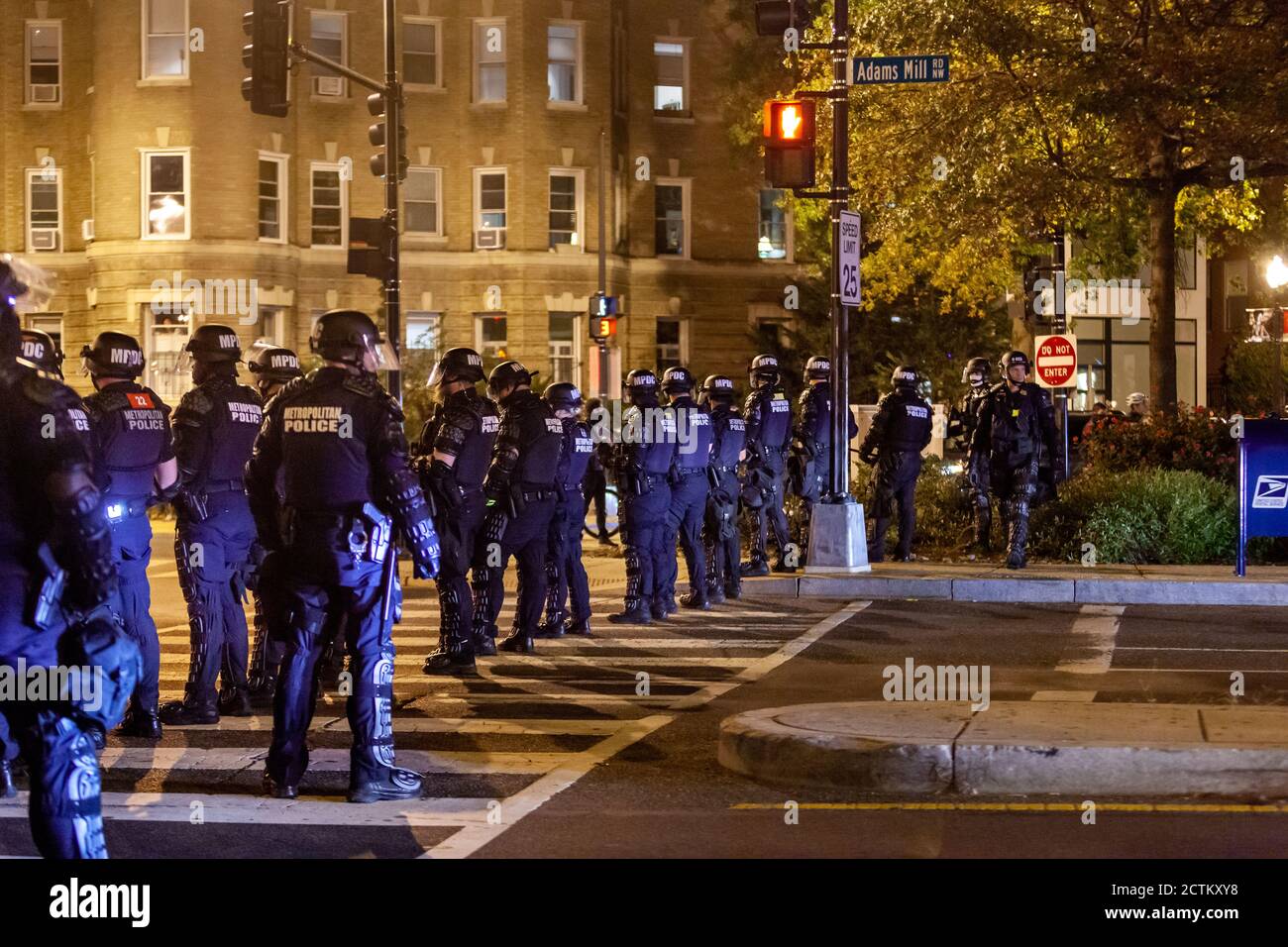 Dc police officers hi-res stock photography and images - Alamy