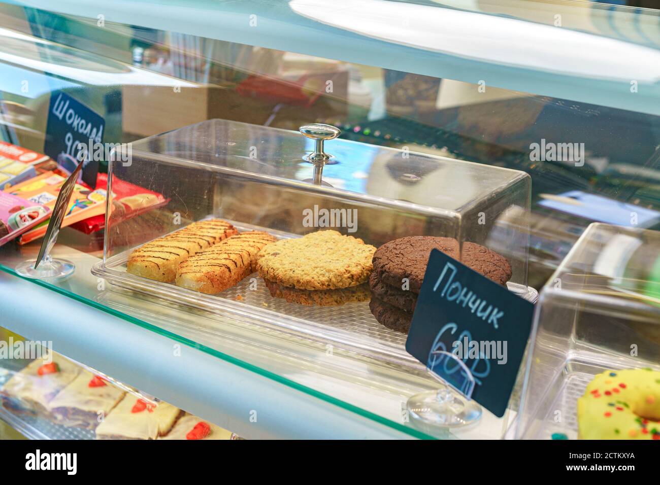 Showcase with desserts in coffee shop close up Stock Photo - Alamy