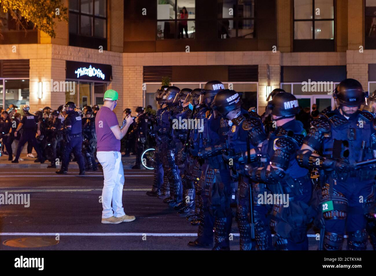 Metropolitan police in riot gear hi-res stock photography and images ...