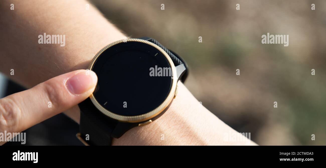 woman wearing a smart watch Stock Photo - Alamy