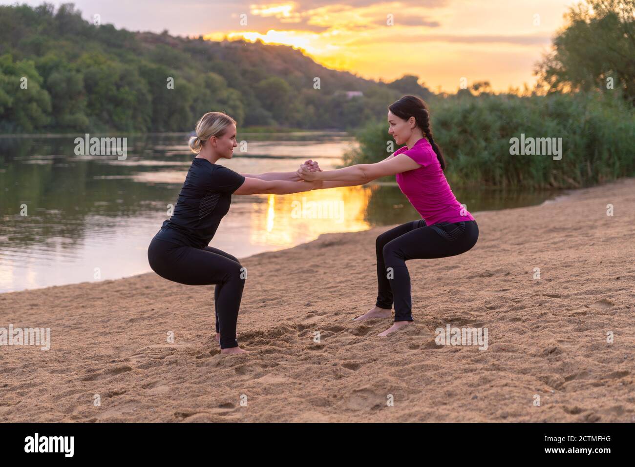 Squat pose hi-res stock photography and images - Alamy