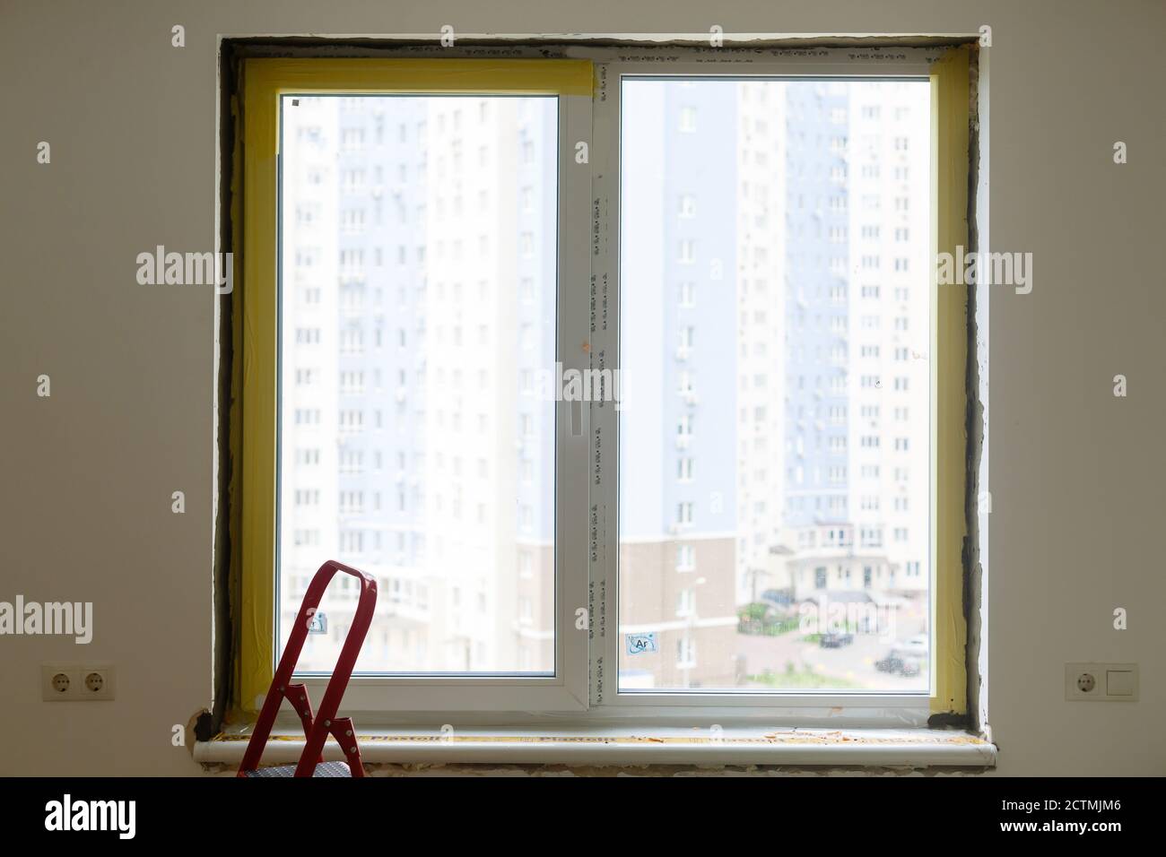 Applying putty window hi-res stock photography and images - Alamy