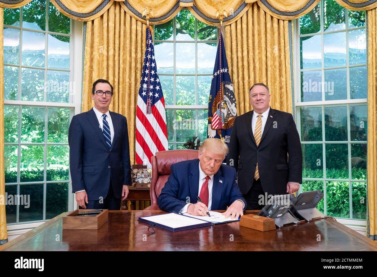 Donald trump oval office desk hi-res stock photography and images - Alamy