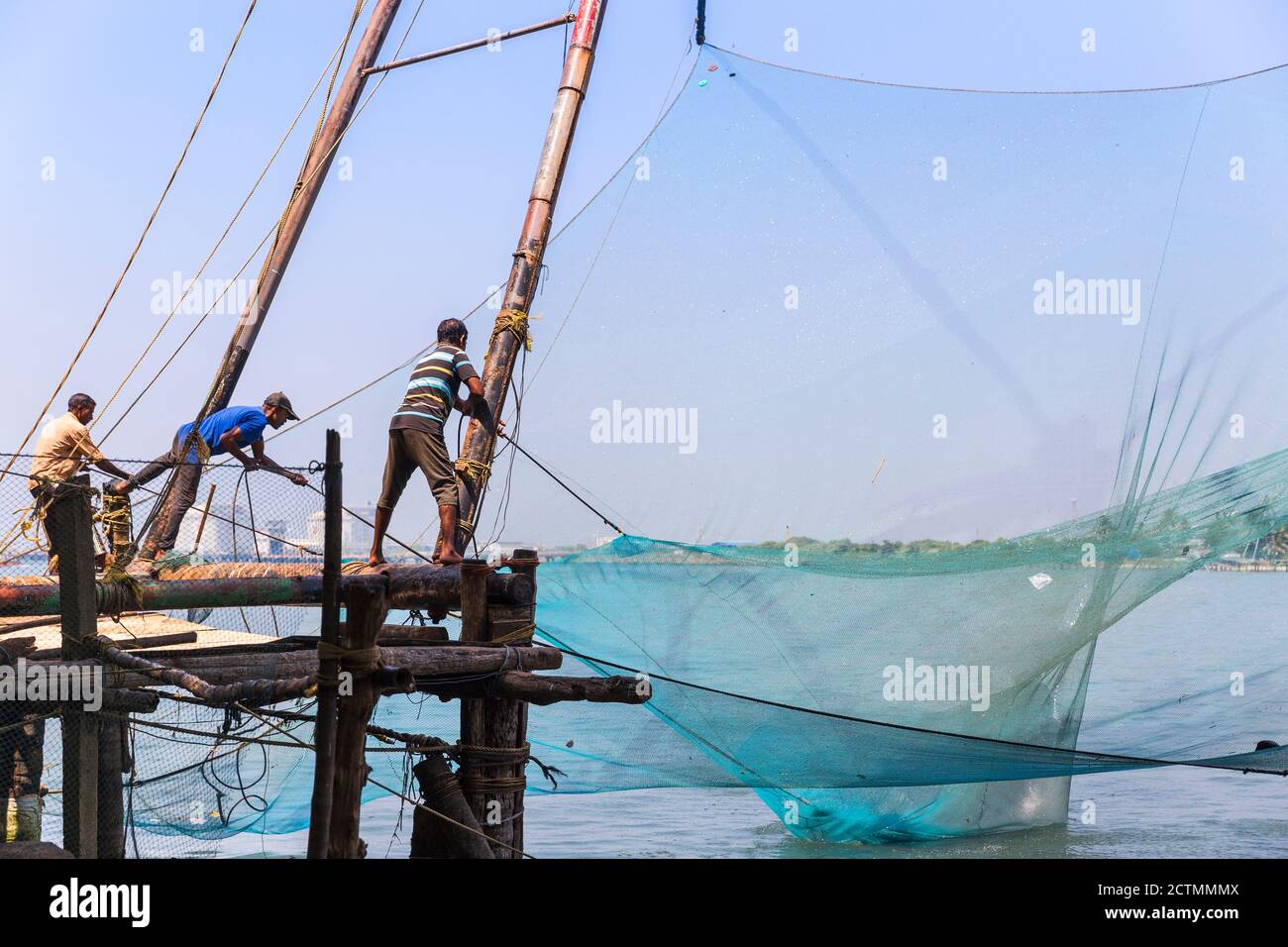 India, Kerala, Cochin - Kochi, Fort Kochi, Fishermen on Chinese fishing ...