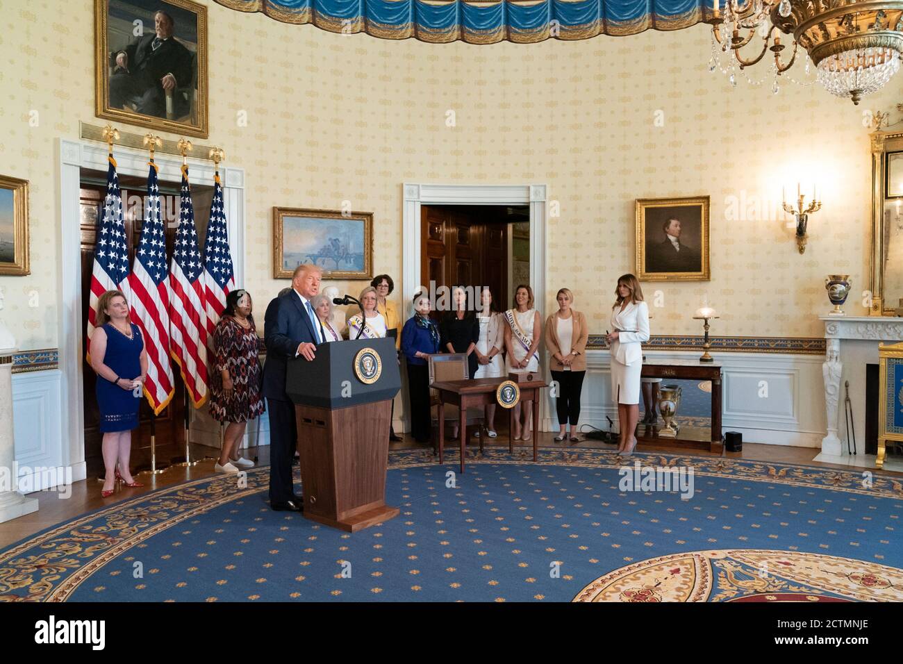 Signing 19th amendment hi-res stock photography and images - Alamy