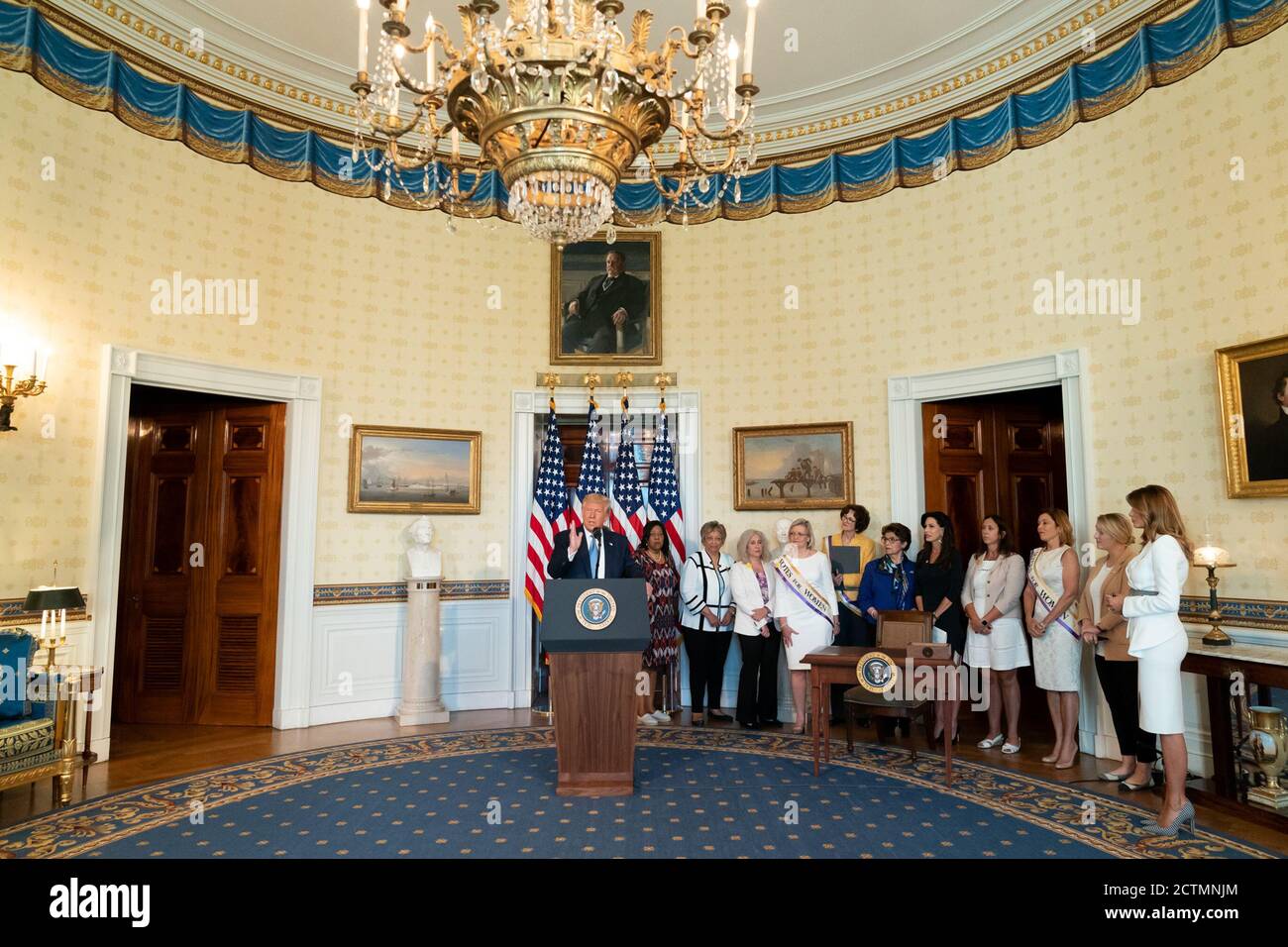 Signing 19th amendment hi-res stock photography and images - Alamy