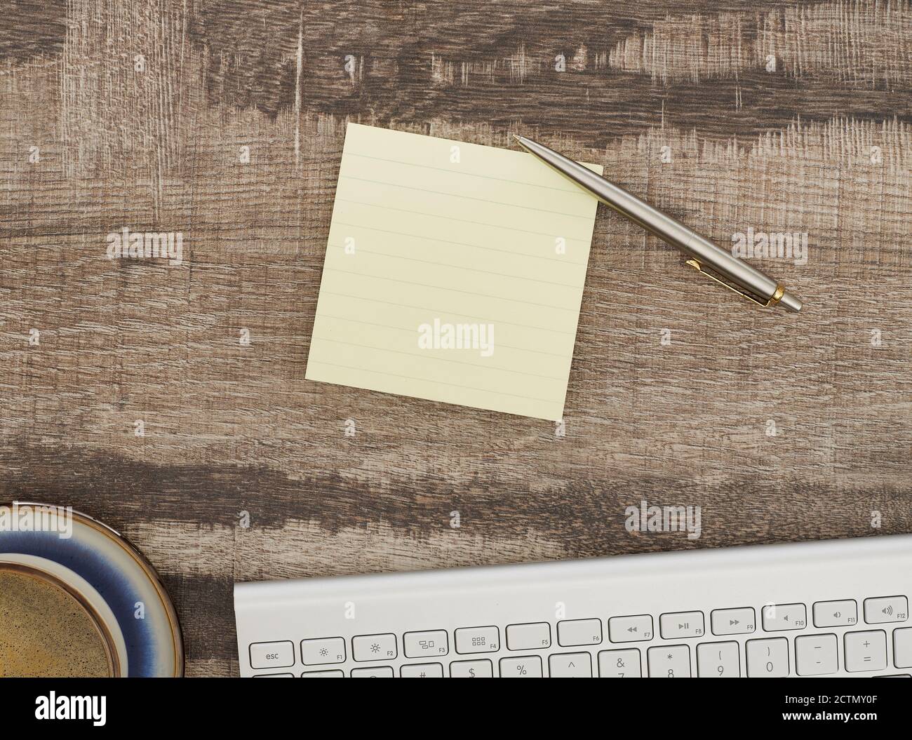 Blank adhesive note on wooden desk Stock Photo - Alamy