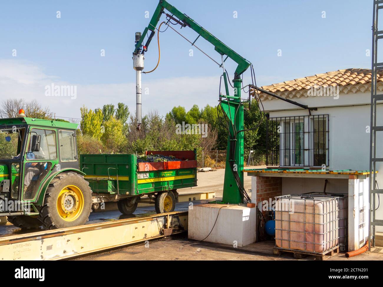 Automatic sampler for trucks extracts grapes from the vintage to ...