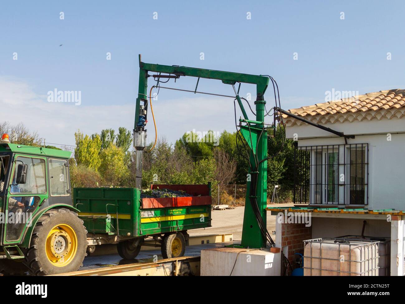 Automatic sampler for trucks extracts grapes from the vintage to ...