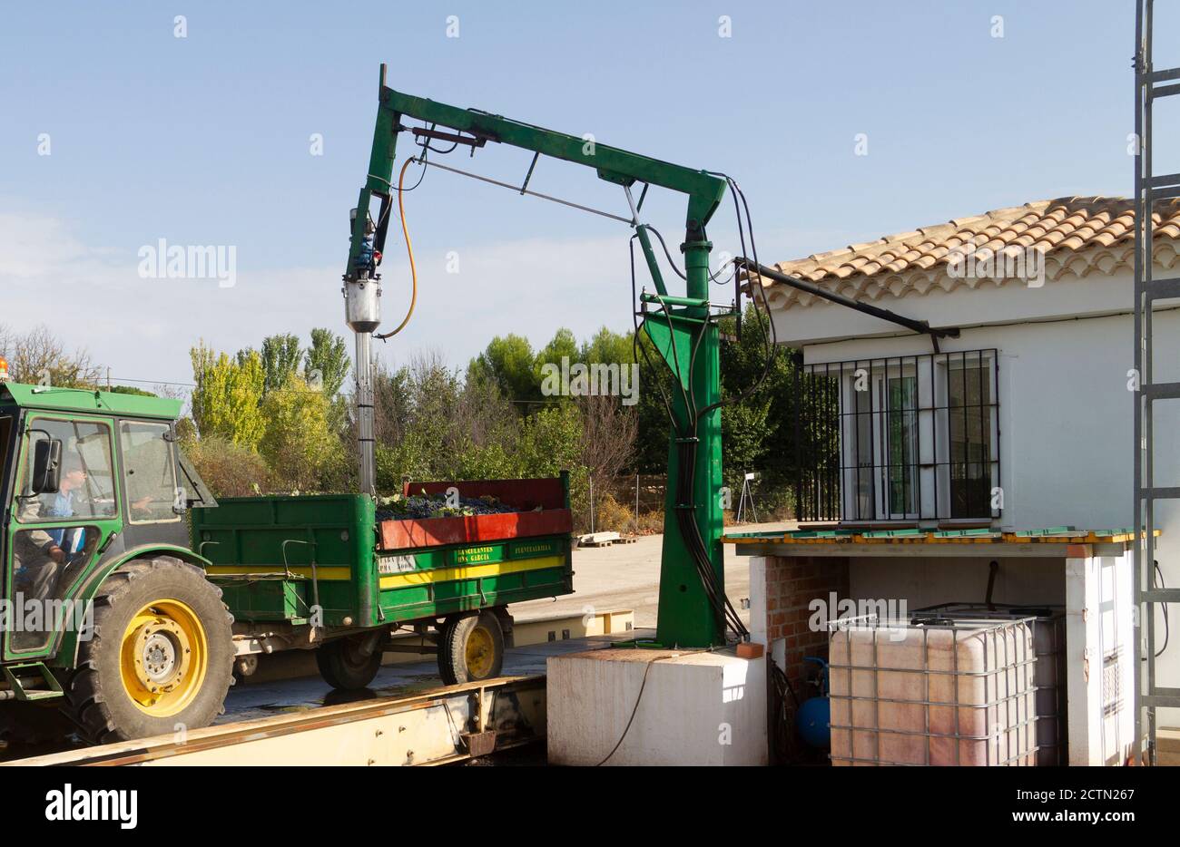Automatic sampler for trucks extracts grapes from the vintage to ...