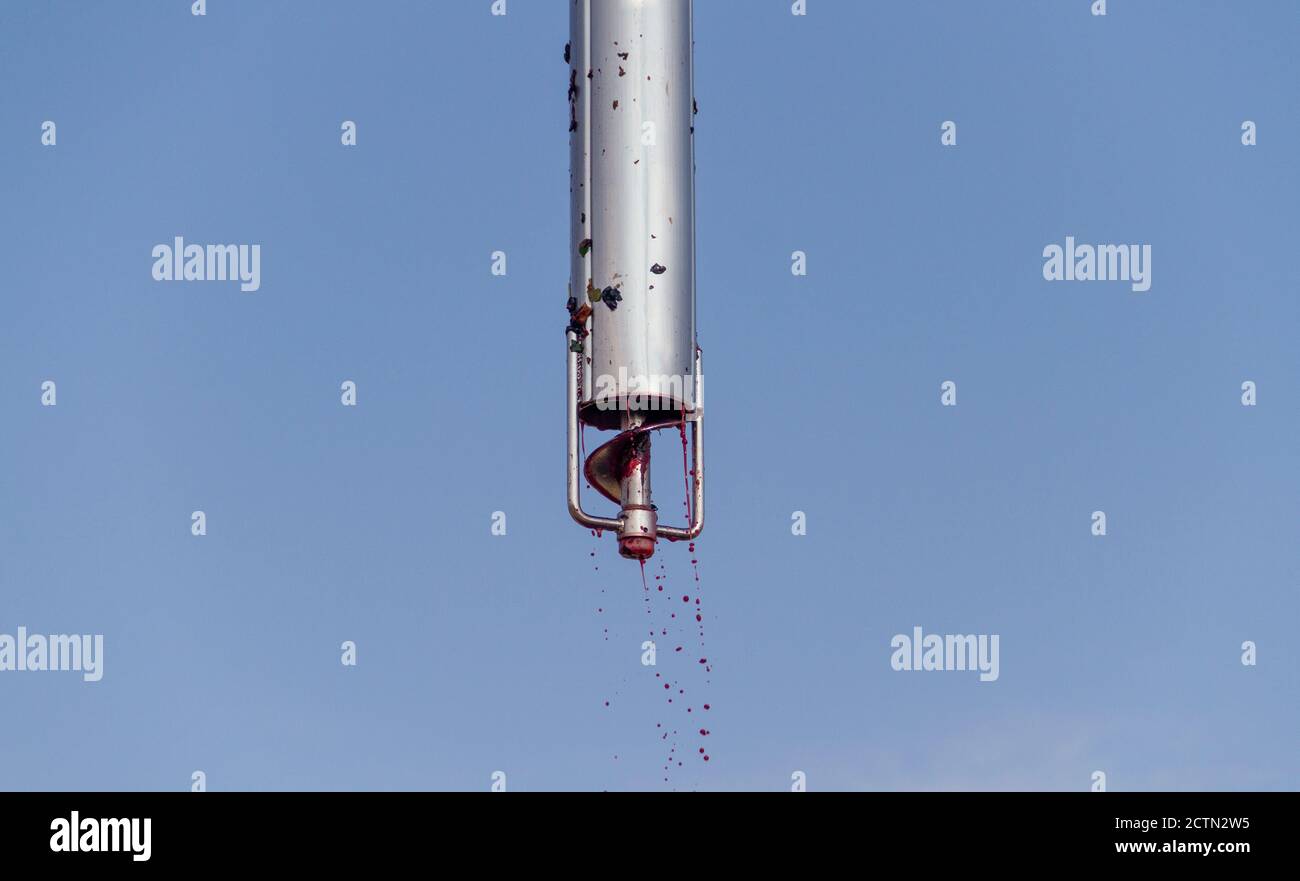 Automatic sampler for trucks extracts grapes from the vintage to ...