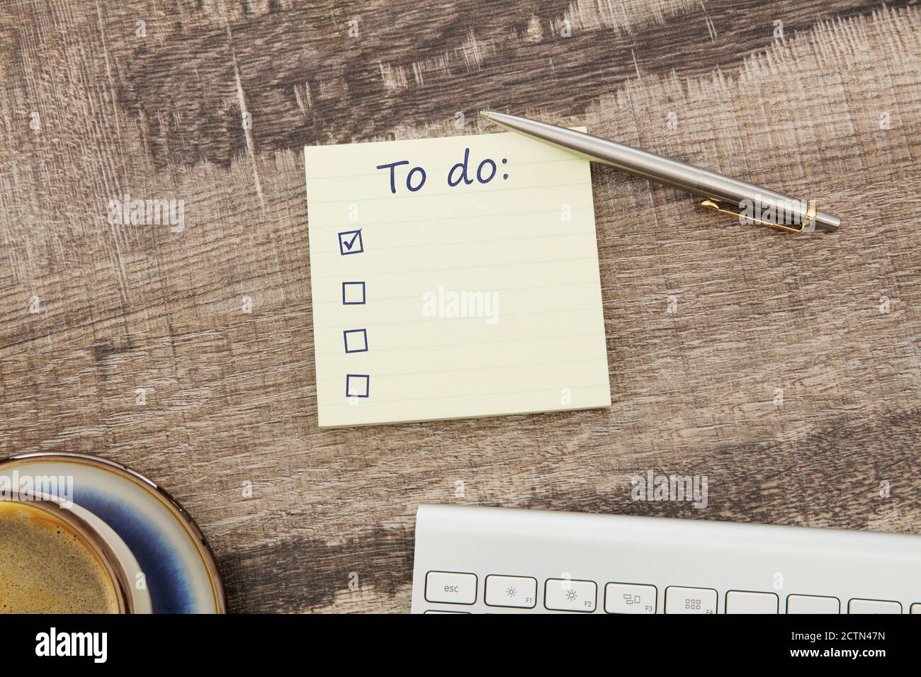 To do list on adhesive note on office table Stock Photo - Alamy