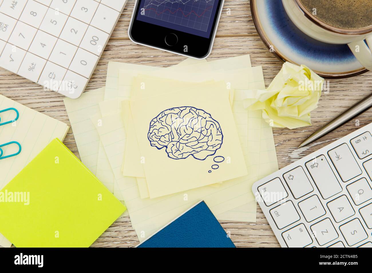 Brain draw on adhesive note on desk Stock Photo - Alamy