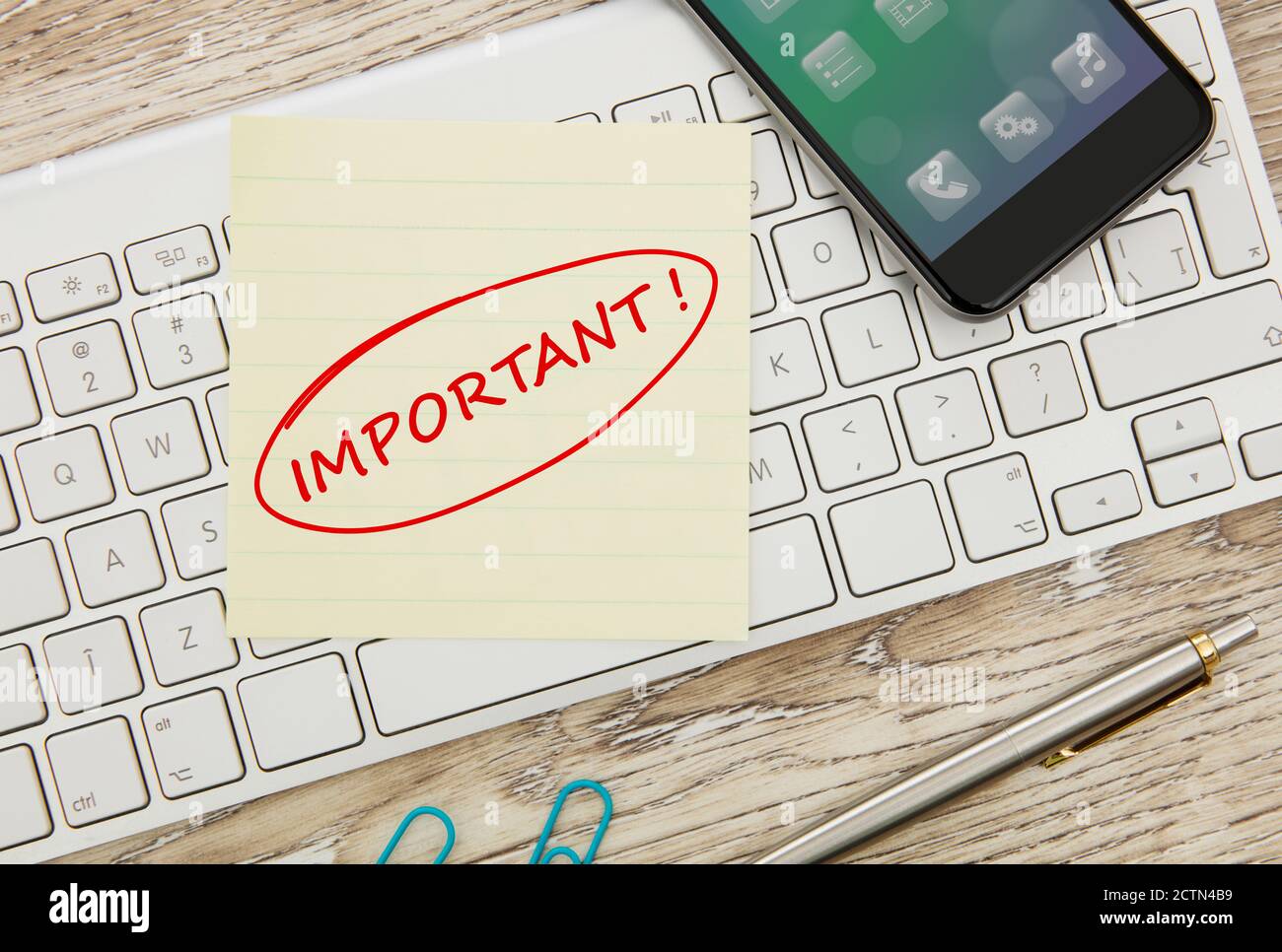 Important message on adhesive note Stock Photo - Alamy