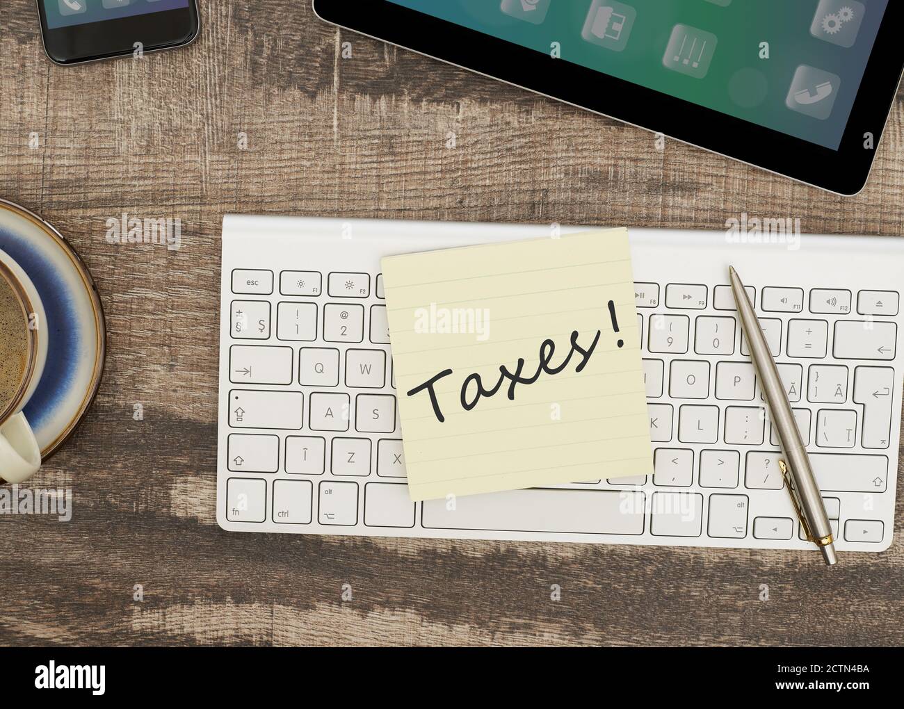 Taxes message on adhesive note on office table Stock Photo - Alamy