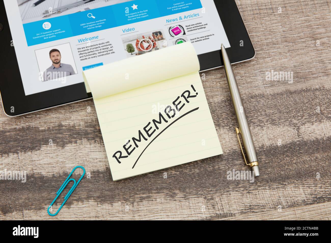 Remember message on adhesive note on office table Stock Photo - Alamy